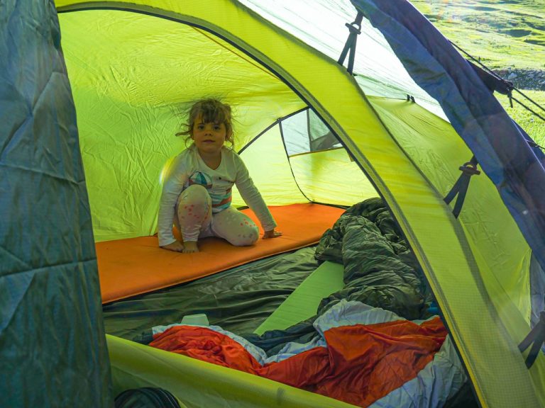 Bivouac avec des enfants : sous la tente - Carnets de Rando