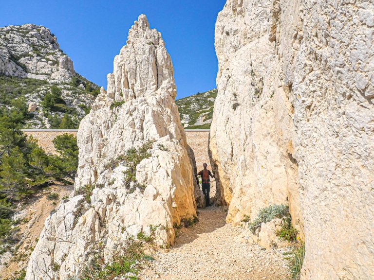 Passage insolite à la Calanque du Riflard - Carnets de Rando